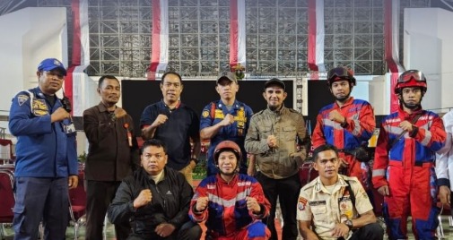 Petugas Posko Caraster BTP Berhasil Evakuasi Sarang Tawon di GOR JK ...